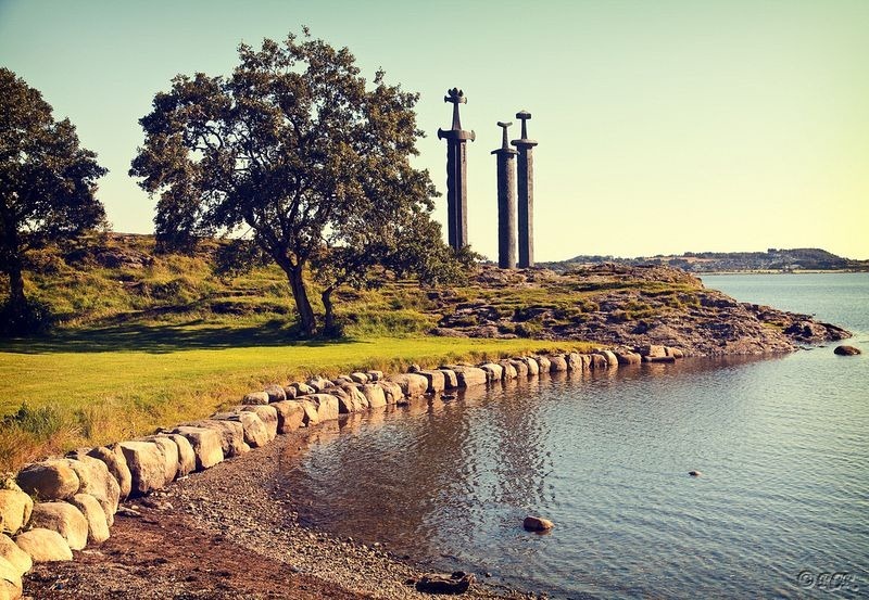 El asombroso monumento de tres espadas clavadas en una roca en Noruega ...